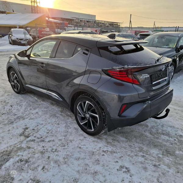 Grey Toyota C-HR 2020 in Kaunas, with an engine capacity of 1.80 L and mileage of 165 thousand km for 18900 €, photo 5 on AUTOMOTO.COM.LV