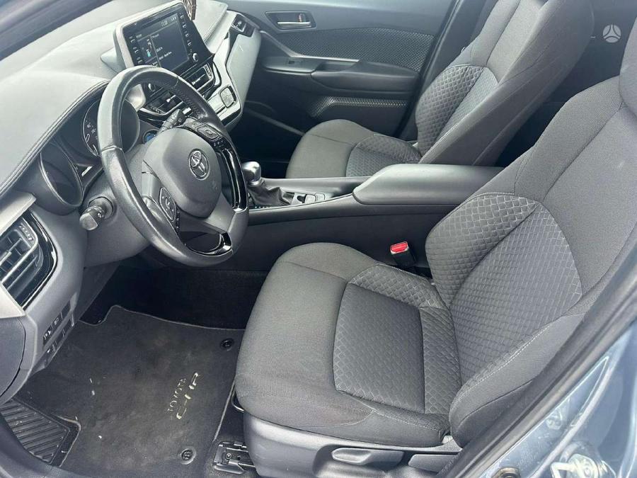 Grey Toyota C-HR 2020 in Kaunas, with an engine capacity of 1.80 L and mileage of 95 thousand km for 16850 €, photo 14 on AUTOMOTO.COM.LV