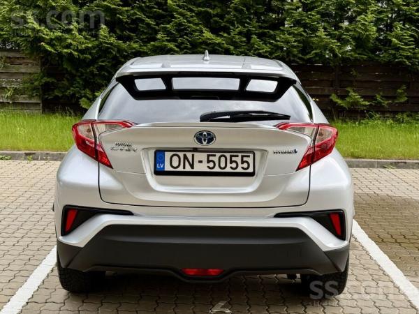 Серый Тойота C-HR 2020 в Рига, объемом двигателя 1.80 л и пробегом 158 тыс. км за 16770 €, фото 5 на AUTOMOTO.COM.LV