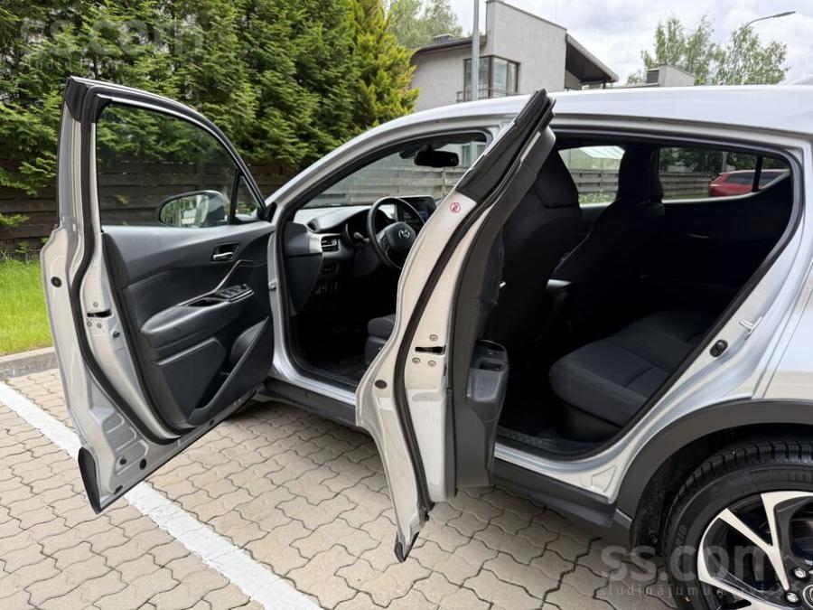 Grey Toyota C-HR 2020 in Riga, with an engine capacity of 1.80 L and mileage of 158 thousand km for 16770 €, photo 13 on AUTOMOTO.COM.LV