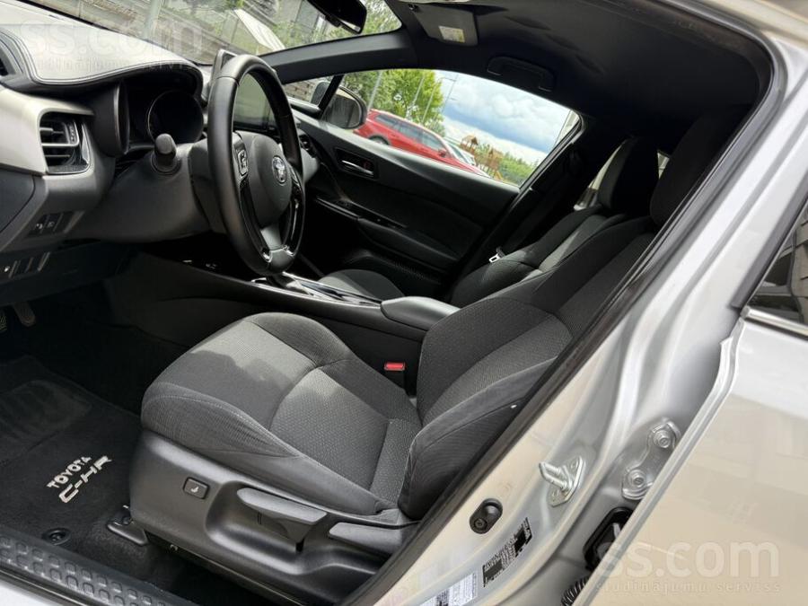 Grey Toyota C-HR 2020 in Riga, with an engine capacity of 1.80 L and mileage of 158 thousand km for 16770 €, photo 15 on AUTOMOTO.COM.LV