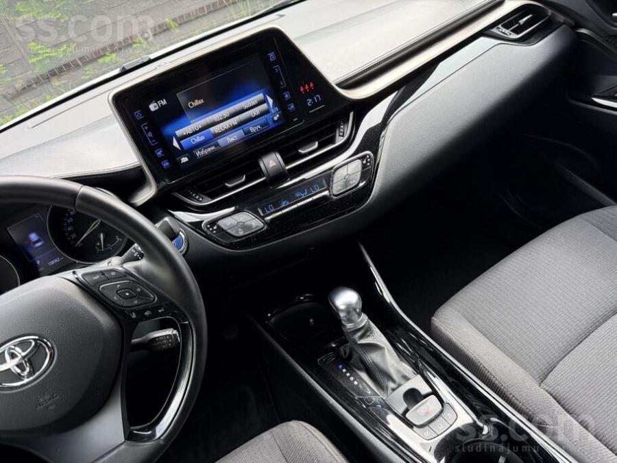 Grey Toyota C-HR 2020 in Riga, with an engine capacity of 1.80 L and mileage of 158 thousand km for 16770 €, photo 27 on AUTOMOTO.COM.LV