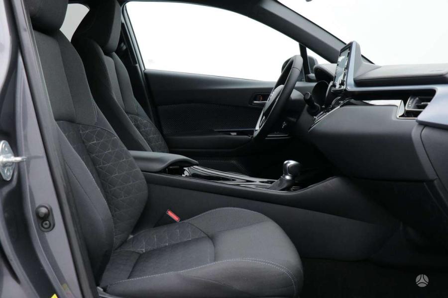 Grey Toyota C-HR 2020 in Vilnius, with an engine capacity of 1.80 L and mileage of 154 thousand km for 21900 €, photo 10 on AUTOMOTO.COM.LV