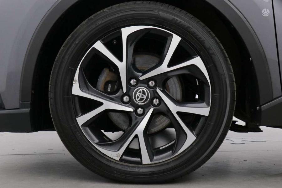 Grey Toyota C-HR 2020 in Vilnius, with an engine capacity of 1.80 L and mileage of 154 thousand km for 21900 €, photo 17 on AUTOMOTO.COM.LV
