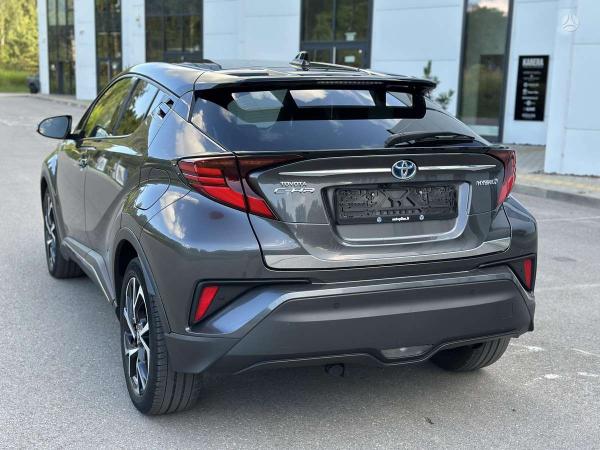 Серый Тойота C-HR 2020 в Каунас, объемом двигателя 1.80 л и пробегом 124 тыс. км за 20950 €, фото 2 на AUTOMOTO.COM.LV