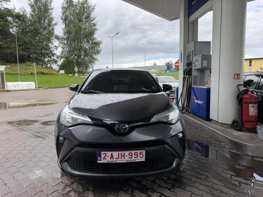 Grey Toyota C-HR 2020 in Kaunas, with an engine capacity of 1.80 L and mileage of 224 thousand km for 13800 €, photo 3 on AUTOMOTO.COM.LV