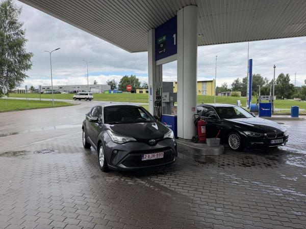Grey Toyota C-HR 2020 in Kaunas, with an engine capacity of 1.80 L and mileage of 224 thousand km for 13800 €, photo 3 on AUTOMOTO.COM.LV