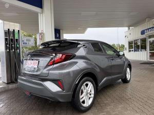 Grey Toyota C-HR 2020 in Kaunas, with an engine capacity of 1.80 L and mileage of 224 thousand km for 13800 €, photo 7 on AUTOMOTO.COM.LV