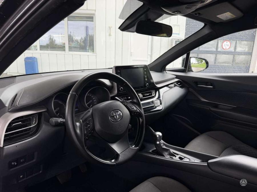 Grey Toyota C-HR 2020 in Kaunas, with an engine capacity of 1.80 L and mileage of 224 thousand km for 13800 €, photo 9 on AUTOMOTO.COM.LV