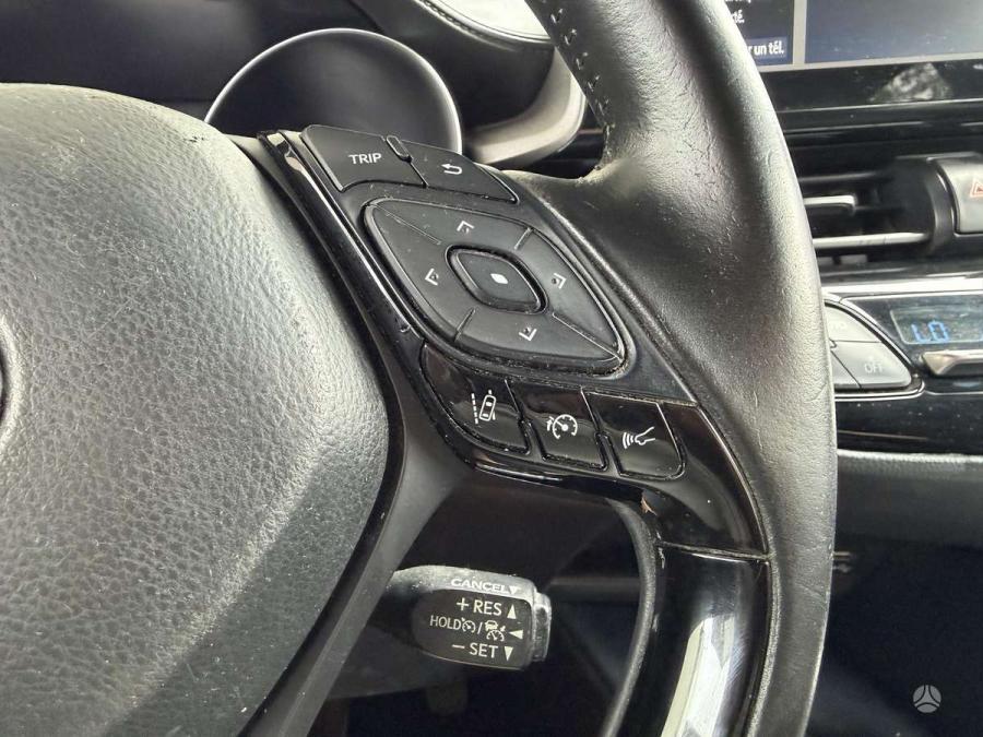 Grey Toyota C-HR 2020 in Kaunas, with an engine capacity of 1.80 L and mileage of 224 thousand km for 13800 €, photo 12 on AUTOMOTO.COM.LV