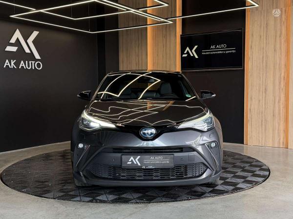 Grey Toyota C-HR 2020 in Kaunas, with an engine capacity of 1.80 L and mileage of 124 thousand km for 22990 €, photo 4 on AUTOMOTO.COM.LV
