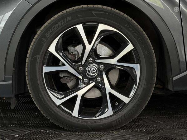 Grey Toyota C-HR 2020 in Kaunas, with an engine capacity of 1.80 L and mileage of 124 thousand km for 22990 €, photo 7 on AUTOMOTO.COM.LV