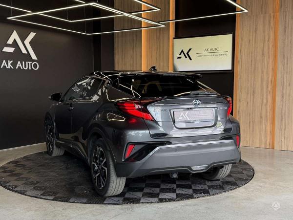 Grey Toyota C-HR 2020 in Kaunas, with an engine capacity of 1.80 L and mileage of 124 thousand km for 22990 €, photo 9 on AUTOMOTO.COM.LV