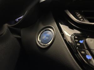 Pelēks Toyota C-HR 2020 Rīga, ar dzinēja tilpumu 2.00 L un nobraukumu 129 tūkst. km par 1890000 €, foto 26 vietnē AUTOMOTO.COM.LV