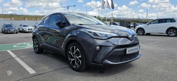 Pelēks Toyota C-HR 2020 Viļņa, ar dzinēja tilpumu 1.99 L un nobraukumu 63 tūkst. km par 23980 €, foto 3 vietnē AUTOMOTO.COM.LV