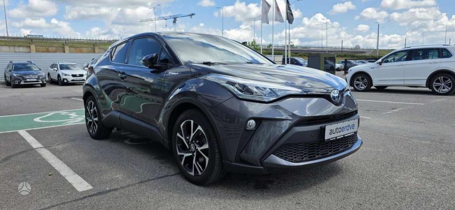 Grey Toyota C-HR 2020 in Vilnius, with an engine capacity of 1.99 L and mileage of 63 thousand km for 23980 €, photo 4 on AUTOMOTO.COM.LV