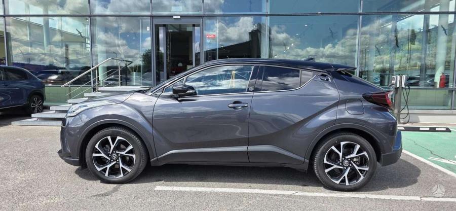 Grey Toyota C-HR 2020 in Vilnius, with an engine capacity of 1.99 L and mileage of 63 thousand km for 23980 €, photo 5 on AUTOMOTO.COM.LV