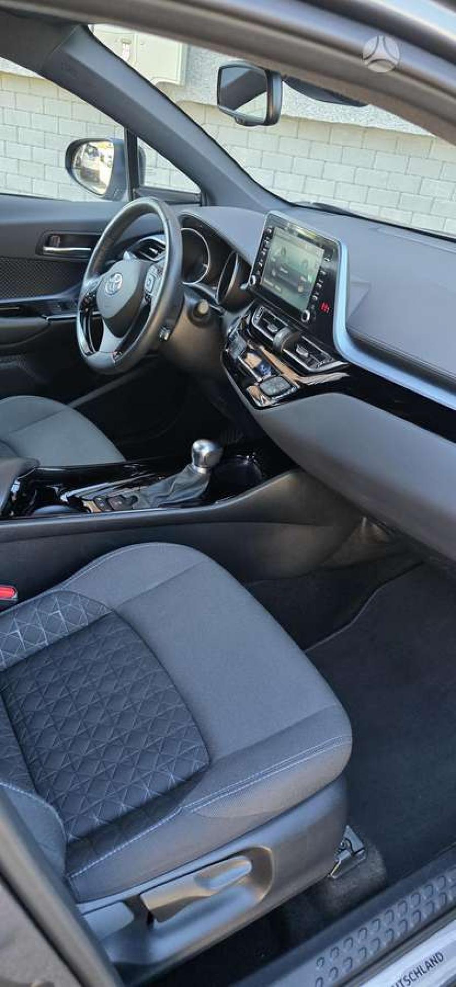 Grey Toyota C-HR 2020 in Vilnius, with an engine capacity of 1.99 L and mileage of 63 thousand km for 23980 €, photo 17 on AUTOMOTO.COM.LV