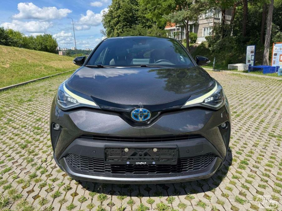 Grey Toyota C-HR 2020 in Kaunas, with an engine capacity of 1.80 L and mileage of 149 thousand km for 20950 €, photo 4 on AUTOMOTO.COM.LV