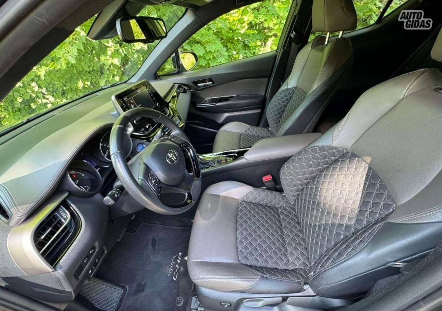 Grey Toyota C-HR 2020 in Kaunas, with an engine capacity of 1.80 L and mileage of 149 thousand km for 20950 €, photo 12 on AUTOMOTO.COM.LV