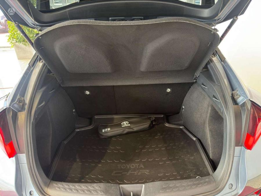 Grey Toyota C-HR 2020 in Siauliai, with an engine capacity of 1.80 L and mileage of 122 thousand km for 20900 €, photo 9 on AUTOMOTO.COM.LV