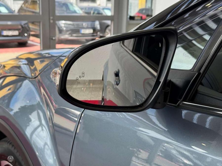 Grey Toyota C-HR 2020 in Siauliai, with an engine capacity of 1.80 L and mileage of 122 thousand km for 20900 €, photo 11 on AUTOMOTO.COM.LV