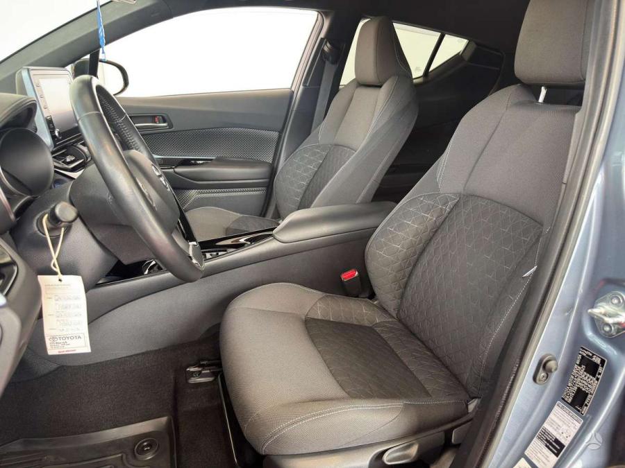 Grey Toyota C-HR 2020 in Siauliai, with an engine capacity of 1.80 L and mileage of 122 thousand km for 20900 €, photo 14 on AUTOMOTO.COM.LV