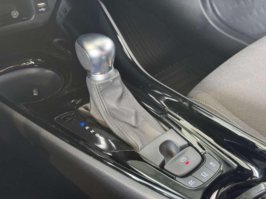 Grey Toyota C-HR 2020 in Siauliai, with an engine capacity of 1.80 L and mileage of 122 thousand km for 20900 €, photo 23 on AUTOMOTO.COM.LV