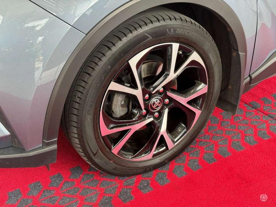 Grey Toyota C-HR 2020 in Siauliai, with an engine capacity of 1.80 L and mileage of 122 thousand km for 20900 €, photo 31 on AUTOMOTO.COM.LV