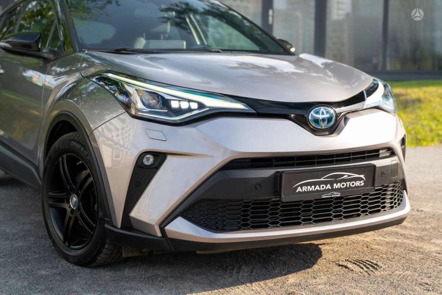 Grey Toyota C-HR 2020 in Vilnius, with an engine capacity of 1.99 L and mileage of 128 thousand km for 19900 €, photo 3 on AUTOMOTO.COM.LV