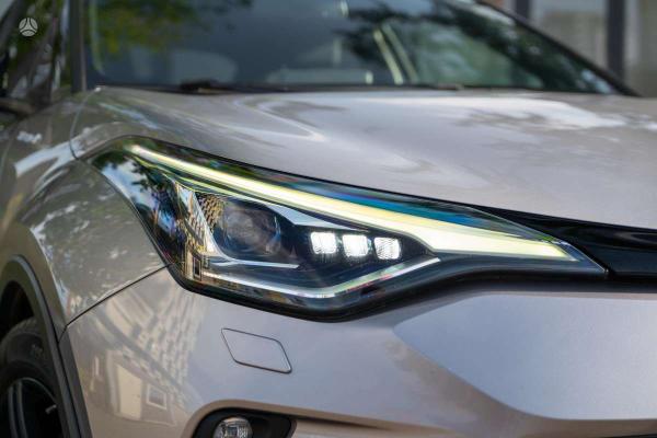 Grey Toyota C-HR 2020 in Vilnius, with an engine capacity of 1.99 L and mileage of 128 thousand km for 19900 €, photo 3 on AUTOMOTO.COM.LV