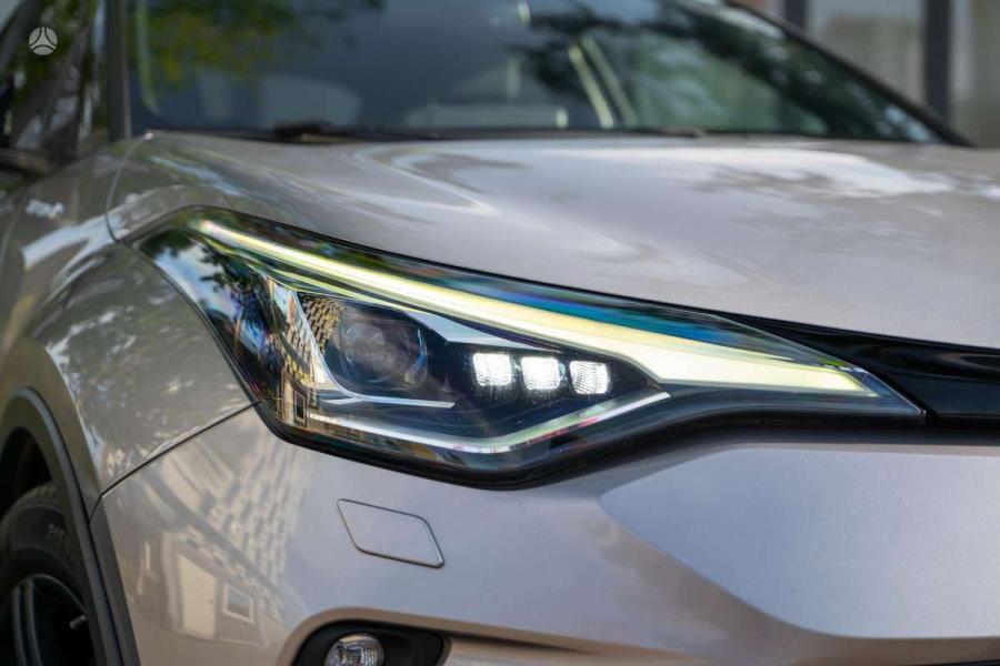 Grey Toyota C-HR 2020 in Vilnius, with an engine capacity of 1.99 L and mileage of 128 thousand km for 19900 €, photo 4 on AUTOMOTO.COM.LV