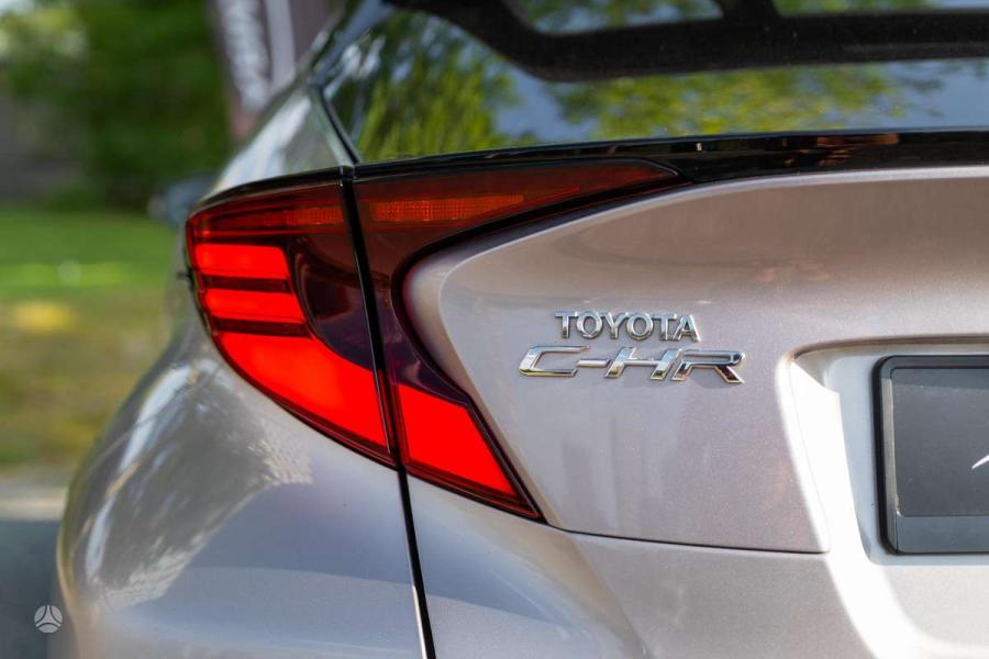 Grey Toyota C-HR 2020 in Vilnius, with an engine capacity of 1.99 L and mileage of 128 thousand km for 19900 €, photo 18 on AUTOMOTO.COM.LV