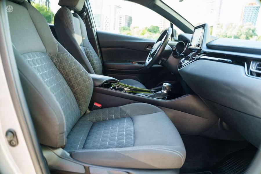 Grey Toyota C-HR 2020 in Vilnius, with an engine capacity of 1.99 L and mileage of 128 thousand km for 19900 €, photo 24 on AUTOMOTO.COM.LV