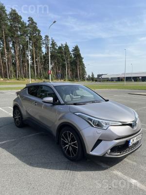 Pelēks Toyota C-HR 2020 Rīga, ar dzinēja tilpumu 1.80 L un nobraukumu 123 tūkst. km par 17300 €, foto  vietnē AUTOMOTO.COM.LV