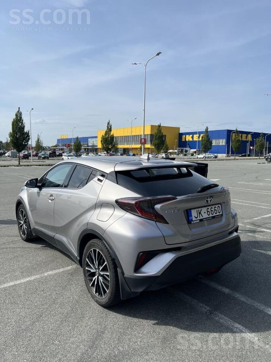 Grey Toyota C-HR 2020 in Riga, with an engine capacity of 1.80 L and mileage of 123 thousand km for 17300 €, photo 3 on AUTOMOTO.COM.LV