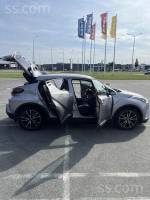 Grey Toyota C-HR 2020 in Riga, with an engine capacity of 1.80 L and mileage of 123 thousand km for 17300 €, photo 4 on AUTOMOTO.COM.LV