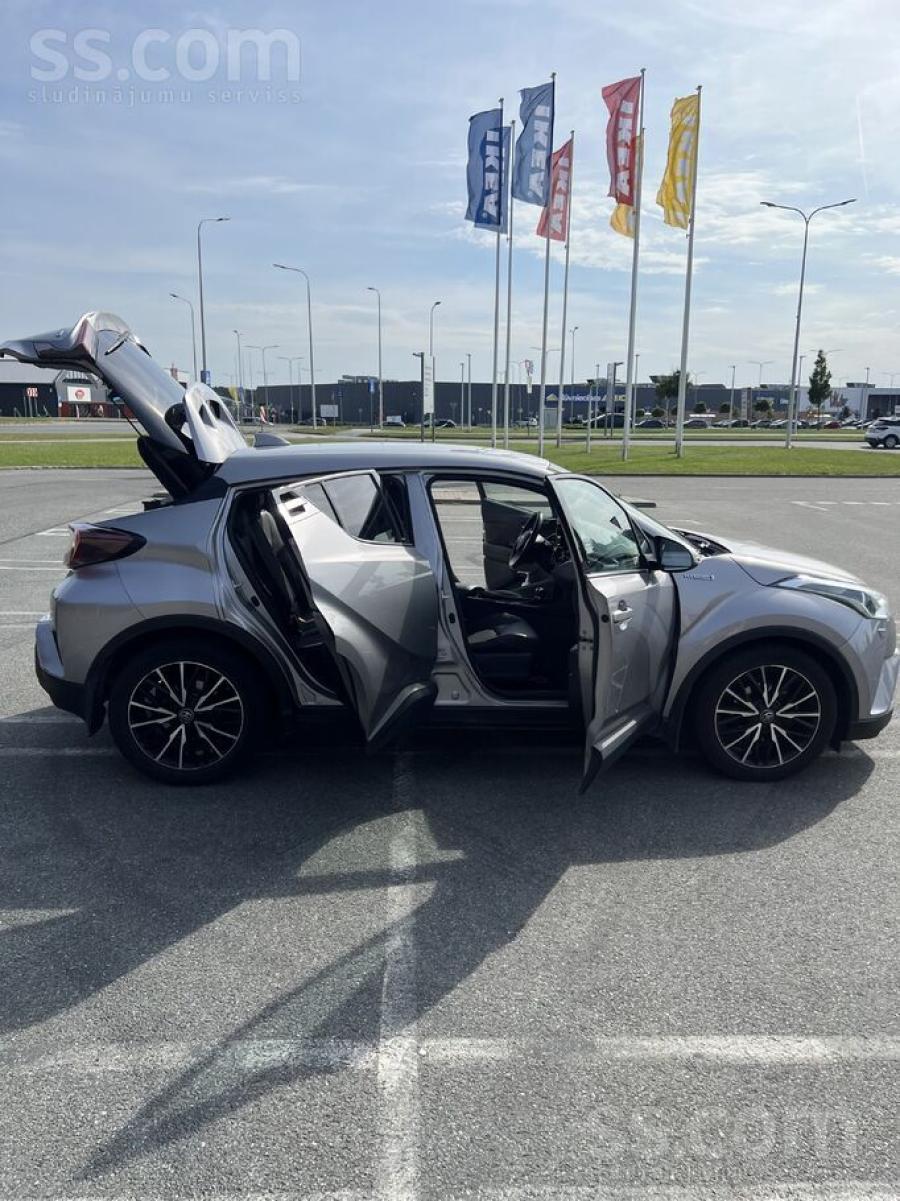 Grey Toyota C-HR 2020 in Riga, with an engine capacity of 1.80 L and mileage of 123 thousand km for 17300 €, photo 4 on AUTOMOTO.COM.LV