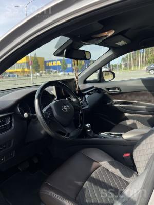 Grey Toyota C-HR 2020 in Riga, with an engine capacity of 1.80 L and mileage of 123 thousand km for 17300 €, photo 5 on AUTOMOTO.COM.LV