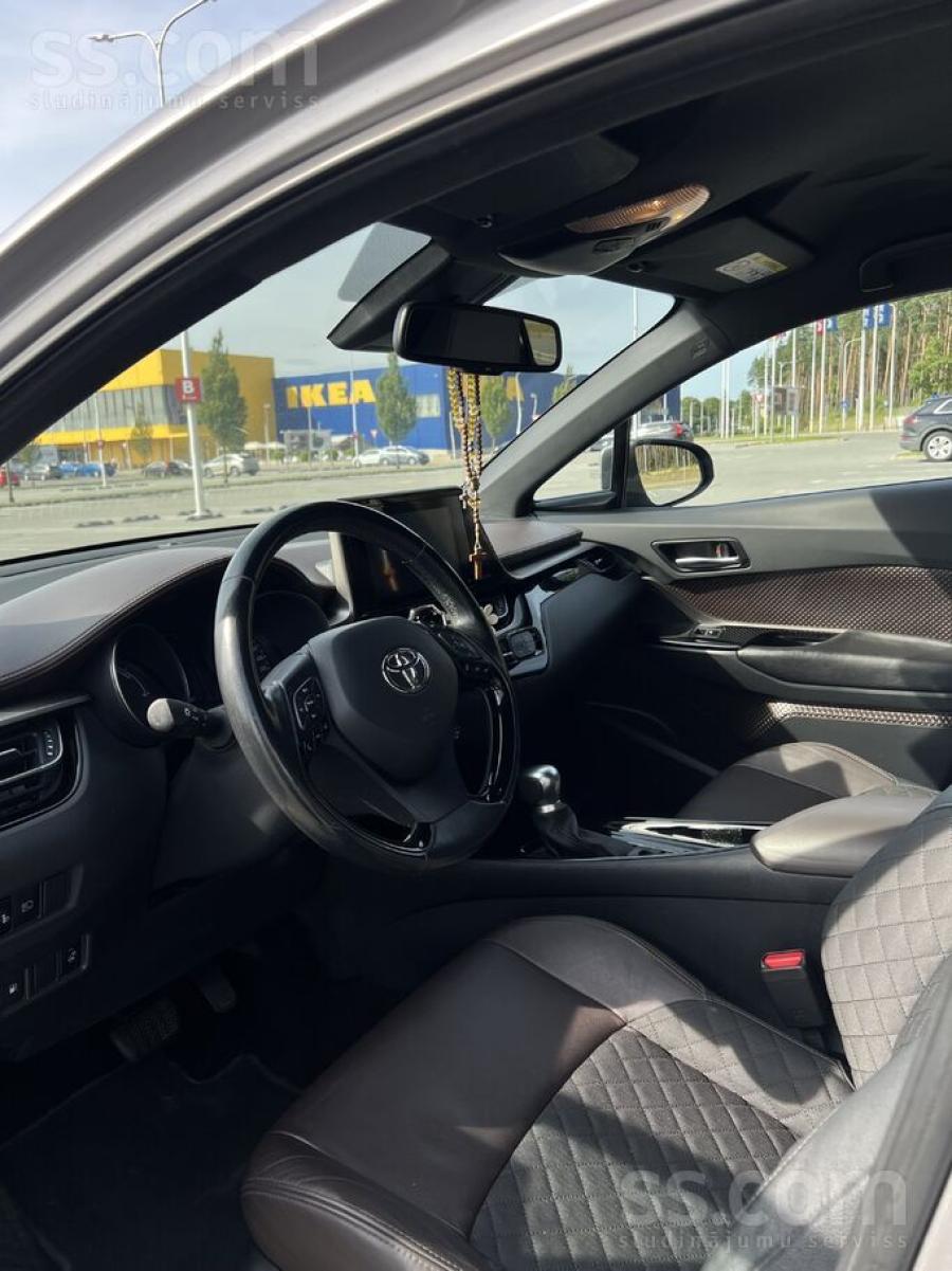 Grey Toyota C-HR 2020 in Riga, with an engine capacity of 1.80 L and mileage of 123 thousand km for 17300 €, photo 5 on AUTOMOTO.COM.LV