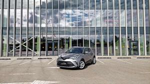 Серый Тойота C-HR 2020 в Вильнюс, объемом двигателя 1.80 л и пробегом 55 тыс. км за 20990 €, фото 47 на AUTOMOTO.COM.LV
