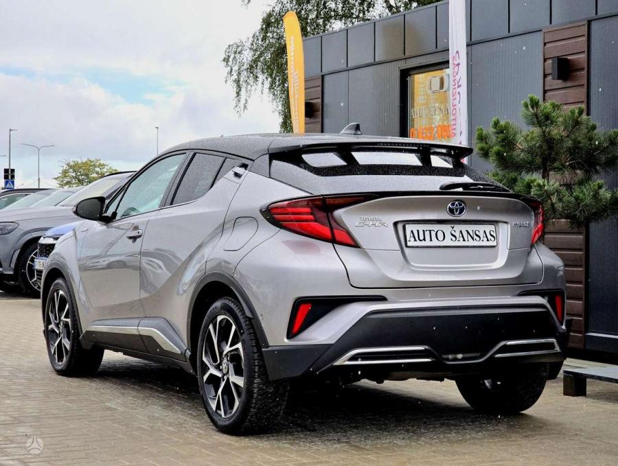 Grey Toyota C-HR 2020 in Taurage, with an engine capacity of 1.99 L and mileage of 218 thousand km for 16700 €, photo 8 on AUTOMOTO.COM.LV