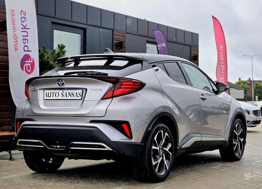 Grey Toyota C-HR 2020 in Taurage, with an engine capacity of 1.99 L and mileage of 218 thousand km for 16700 €, photo 9 on AUTOMOTO.COM.LV