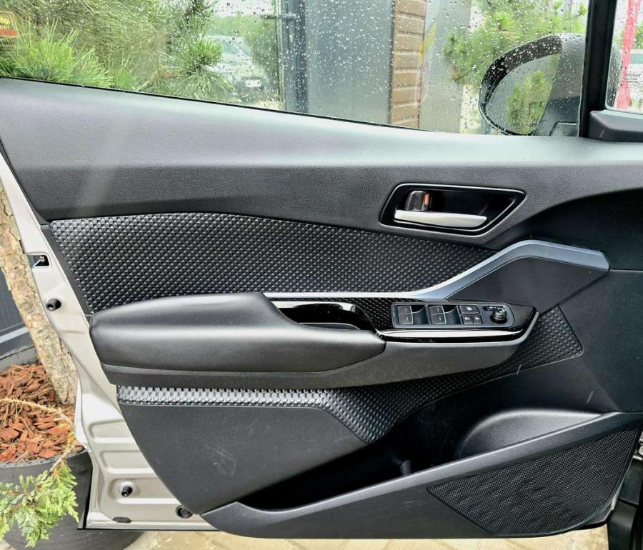 Grey Toyota C-HR 2020 in Taurage, with an engine capacity of 1.99 L and mileage of 218 thousand km for 16700 €, photo 31 on AUTOMOTO.COM.LV