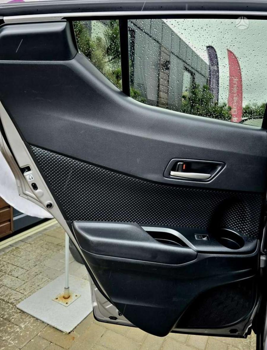 Grey Toyota C-HR 2020 in Taurage, with an engine capacity of 1.99 L and mileage of 218 thousand km for 16700 €, photo 33 on AUTOMOTO.COM.LV