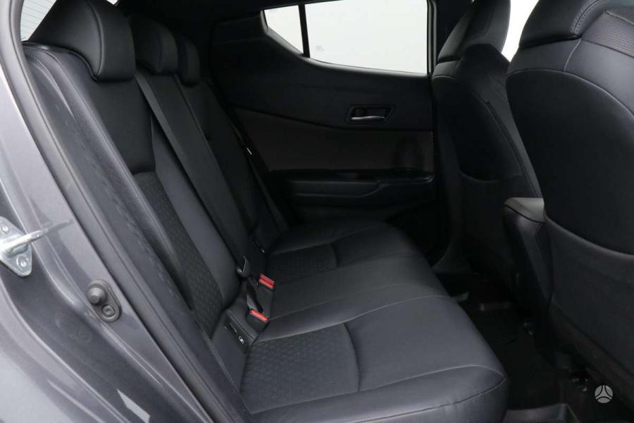Grey Toyota C-HR 2020 in Vilnius, with an engine capacity of 1.99 L and mileage of 84 thousand km for 23900 €, photo 11 on AUTOMOTO.COM.LV