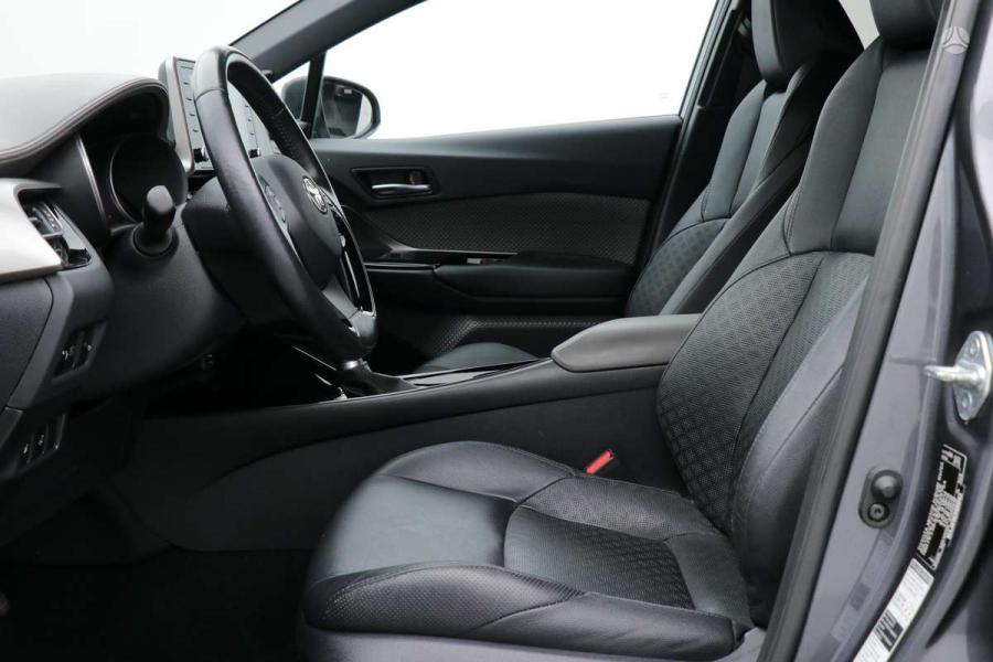 Grey Toyota C-HR 2020 in Vilnius, with an engine capacity of 1.99 L and mileage of 84 thousand km for 23900 €, photo 13 on AUTOMOTO.COM.LV
