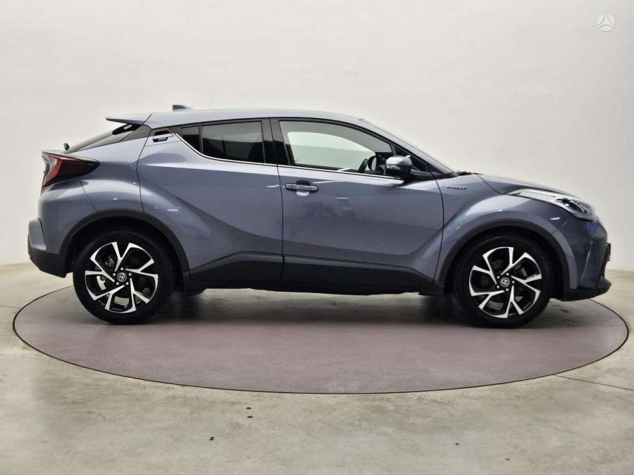 Grey Toyota C-HR 2020 in Panevezys, with an engine capacity of 1.80 L and mileage of 131 thousand km for 20990 €, photo 5 on AUTOMOTO.COM.LV