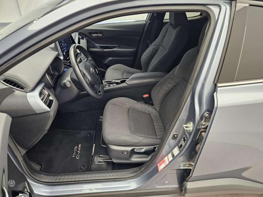 Grey Toyota C-HR 2020 in Panevezys, with an engine capacity of 1.80 L and mileage of 131 thousand km for 20990 €, photo 10 on AUTOMOTO.COM.LV
