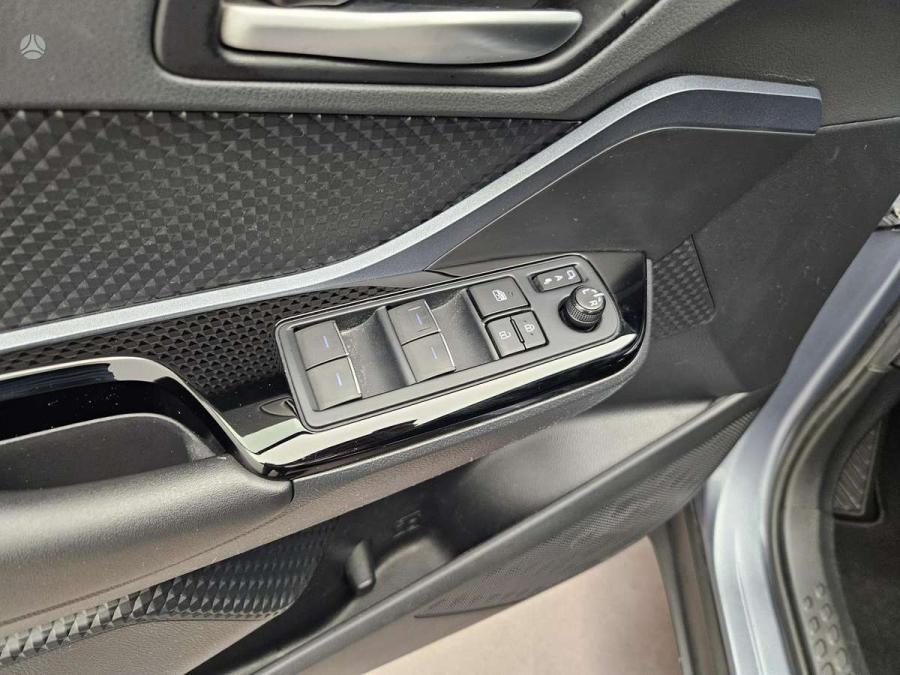 Grey Toyota C-HR 2020 in Panevezys, with an engine capacity of 1.80 L and mileage of 131 thousand km for 20990 €, photo 11 on AUTOMOTO.COM.LV